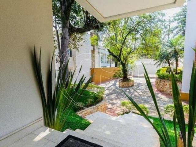 Casa de Condomínio à VENDA no Alto da Boa Vista com 4 suítes e piscina