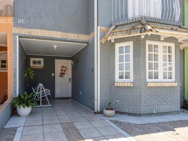 Casa de condomínio, de 3 dormitórios, 1 suíte e 2 vagas de garagem
