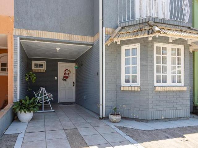 Casa de condomínio, de 3 dormitórios, 1 suíte e 2 vagas de garagem