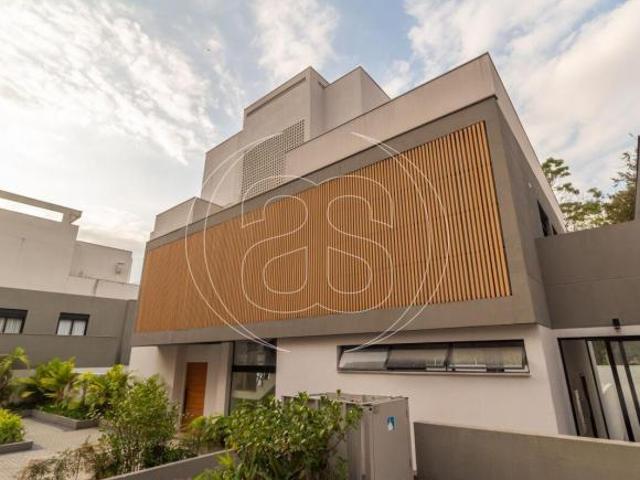 Casa de condomínio de 1200m2 privativos que fica dentro de uma rua fechada no Jardim dos Estados
