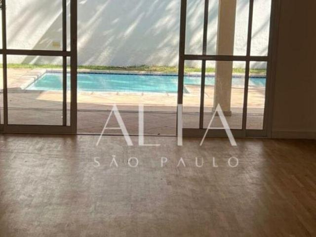 Casa de condomínio de 264m² À VENDA com PISCINA, 4 suítes e 2 vagas a 4km do Centro da Granja Viana