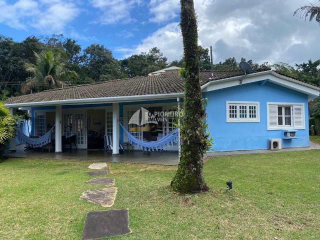 Casa de condomínio, disponível para locação, a 30 m da praia