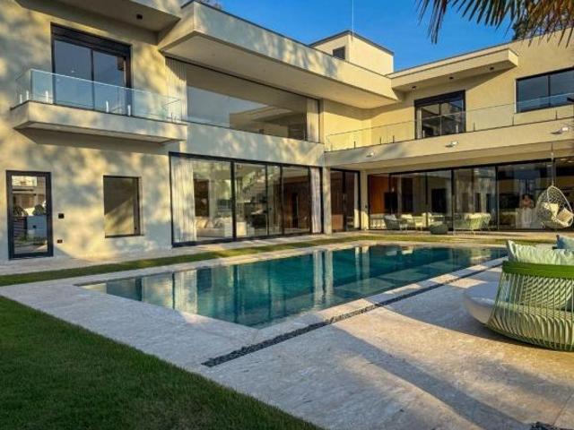 Casa de Condomínio e 5 banheiros à Venda, 700 m² por R$ 10.900.000