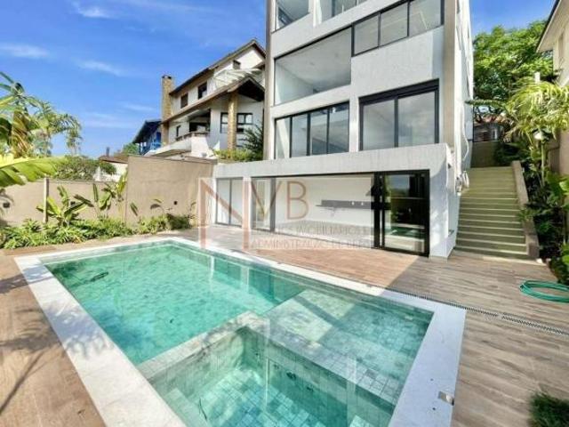 Casa de condomínio em Cotia, SP: 363,13m² por R$ 3.290.000 à venda. Confira!