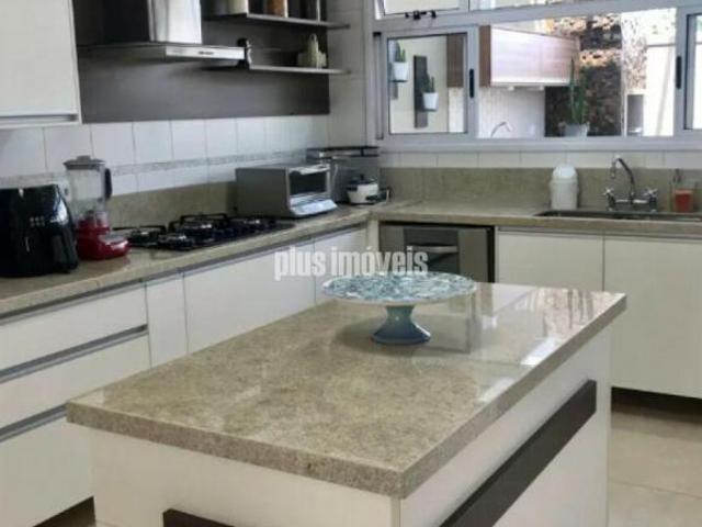 Casa de Condomínio em Campo Belo com 436m²