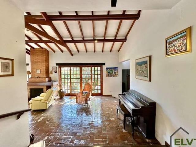 Casa de Condomínio em Carapicuíba | 5 Quartos 3 Suítes e Piscina | Vila Velha