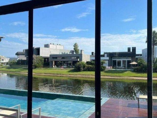 Casa de Condomínio em Atlântida Sul