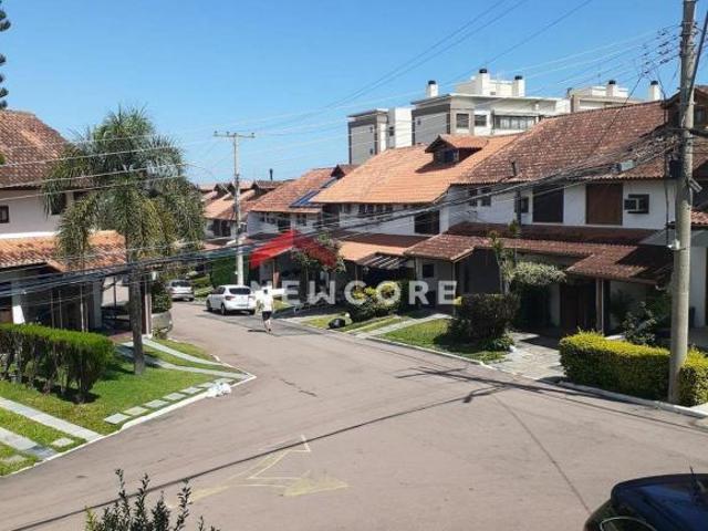 Casa de condomínio em Avenida Eduardo Prado Cavalhada Porto Alegre/RS