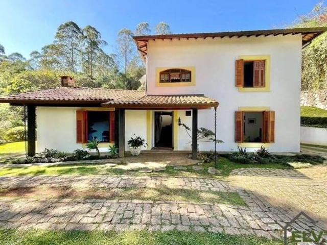 Casa de Condomínio em Embu das Artes | 4 Quartos 2 Suítes, Piscina e Loft