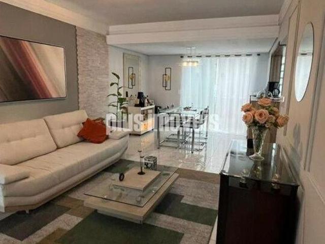 Casa de Condomínio em Parque São Domingos com 148m²