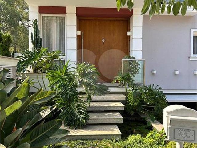 Casa de condomínio fechado à venda com 470m2