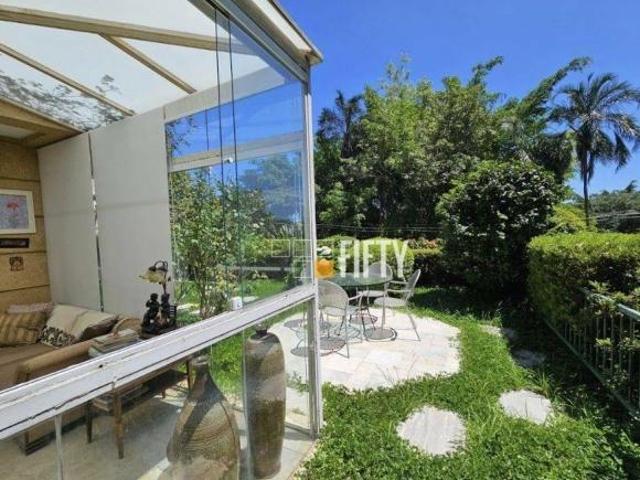 Casa de condomínio fechado, à venda, com 589m², elevador privativo, 2 suítes, jardim de inverno e 4
