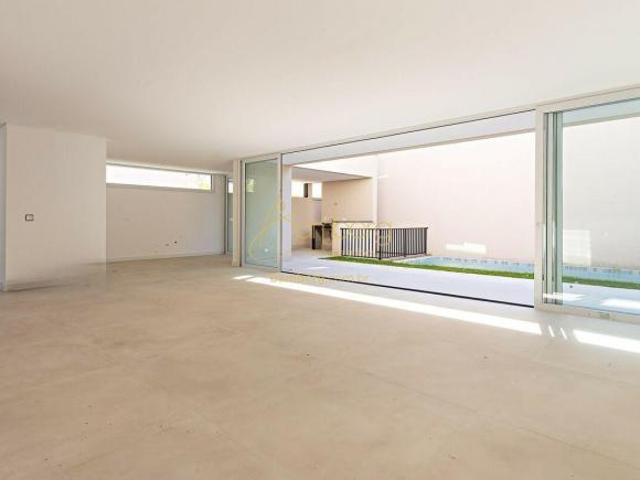 Casa de condomínio nova 4 suítes, 4 vagas, área de lazer com espaço gourmet, piscina e jardim