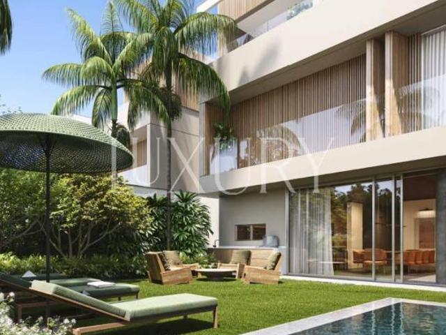 Casa de condomínio nova á venda no Alto de Pinheiros, 584m² com 4 suítes, Quintal, Piscina, 4 vagas