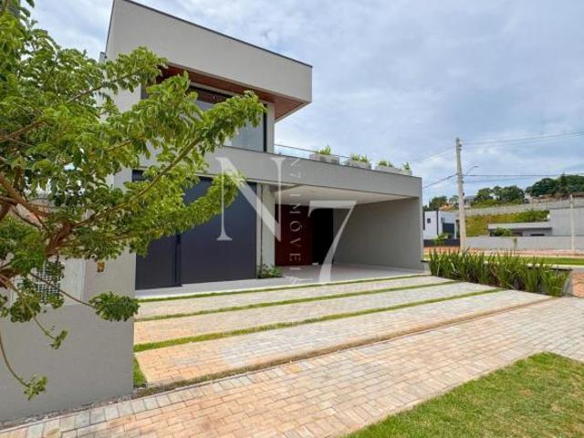 Casa de Condomínio Nova, com 3 Suítes e piscina