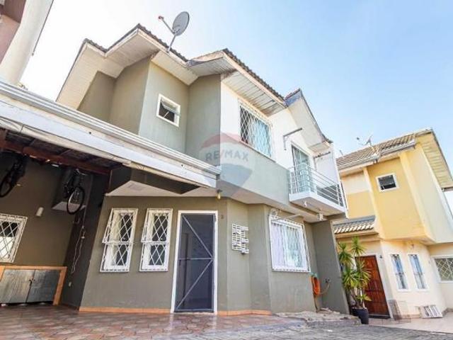 Casa de Condomínio no Alto Boqueirão 3 Quartos 2 Vagas