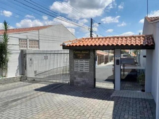 Casa de condomínio no Xaxim com suíte e churrasque