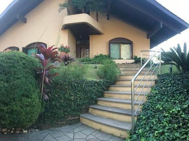 Casa de condomínio na avenida Cavalhada