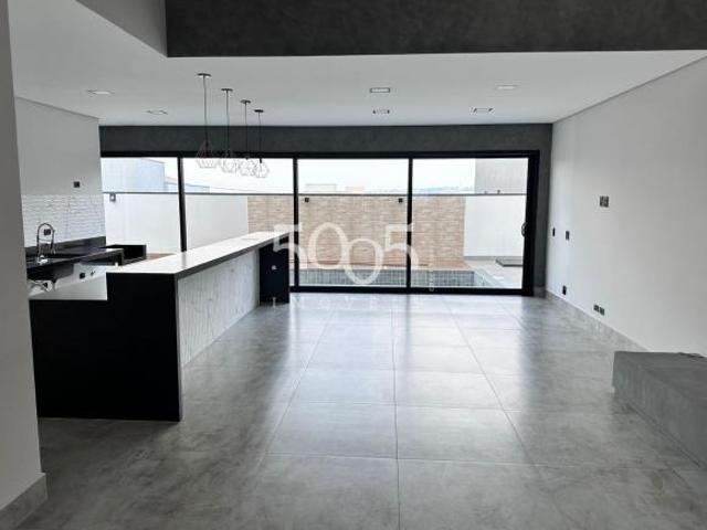 Sobrado à venda no condomínio Residencial Central Parque em Salto, com 3 suítes e 220m²