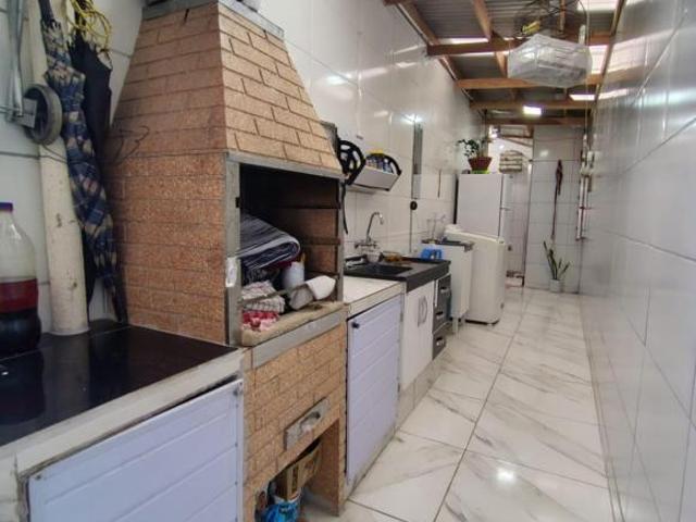 Casa de condomínio, situada no bairro Caiçara, possuindo 02 dormitórios