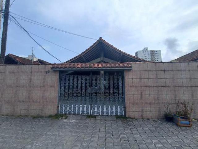 Casa de condominío, situada no bairro Tupi, possuindo 01 dormitório