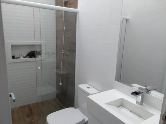 Casa de condomínio para venda tem 180 metros quadrados com 4 quartos