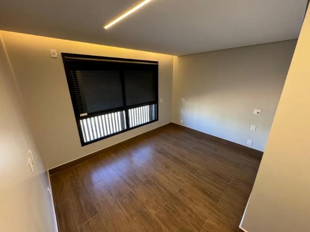 Casa de condomínio para venda tem 244 metros quadrados com 3 quartos