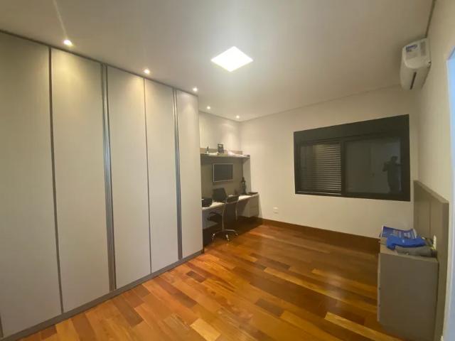 Casa de condomínio para venda tem 400 metros quadrados com 3 quartos