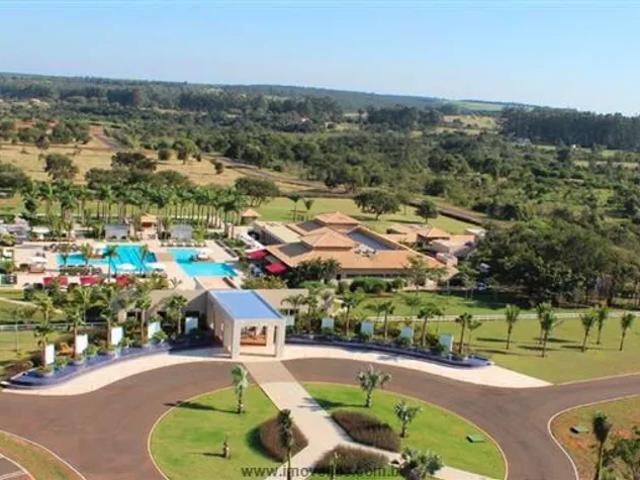 Casa de condomínio para venda tem 450 metros quadrados