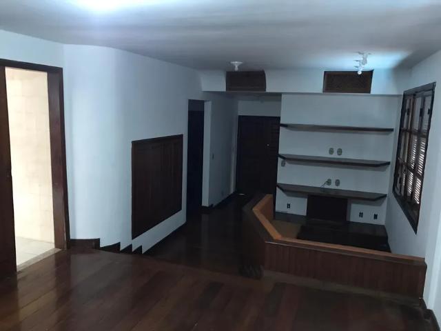Casa de condomínio para venda tem 503 metros quadrados com 4 quartos