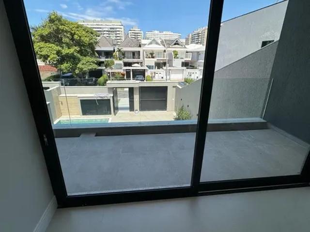 Casa de condomínio para venda tem 560 metros quadrados com 5 quartos