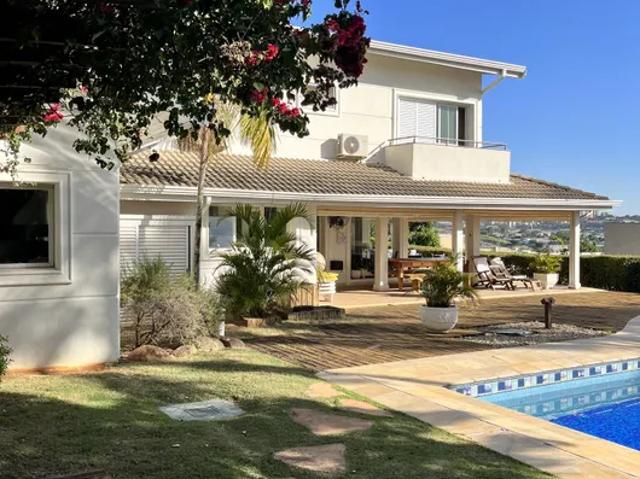 Casa de condomínio para venda tem 790 metros quadrados com 5 quartos