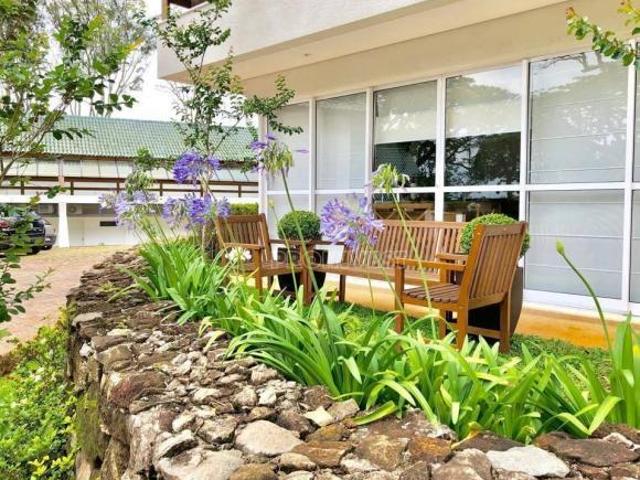 Casa de Condomínio para venda e aluguel em Granja Viana de 185.00m² com 3 Quartos, 2 Suites e 2 Gara