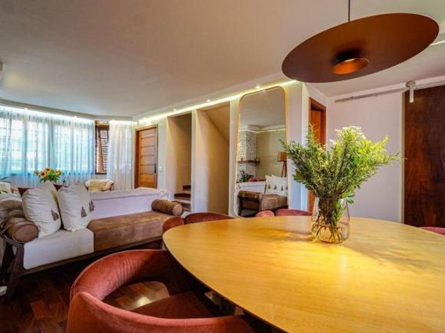Casa de Condomínio para venda e aluguel em Granja Viana de 202.00m² com 3 Quartos, 1 Suite e 4 Garag