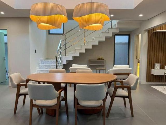 Casa de Condomínio para venda e aluguel em Jardim Samambaia de 238.00m² com 3 Quartos, 3 Suites e 4