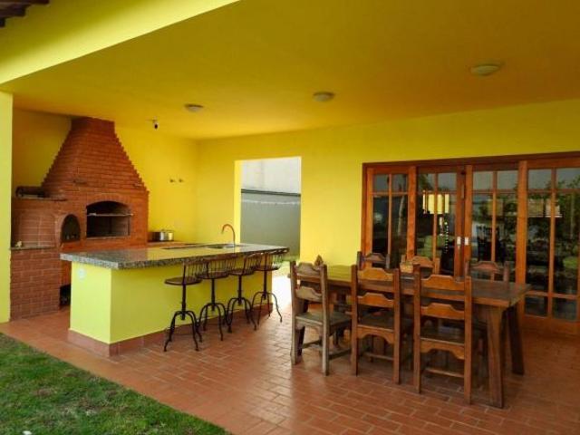 Casa de Condomínio para venda e aluguel em Medeiros de 312.00m² com 4 Quartos, 2 Suites e 3 Garagens