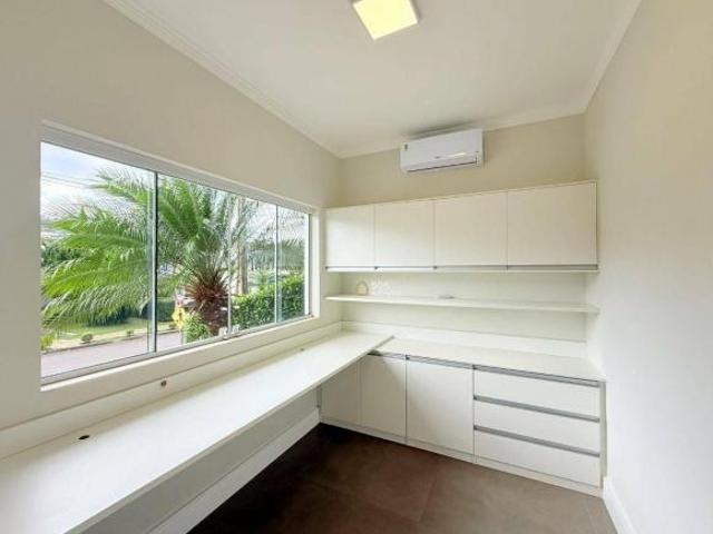 Casa de Condomínio para venda em Vivenda Das Cerejeiras de 253.00m² com 3 Quartos, 3 Suites e 4 Gara