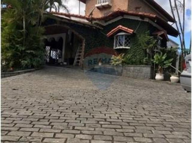 Casa de Condomínio para venda em Arujázinho I, Ii E Iii de 375.00m² com 3 Quartos, 3 Suites e 8 Gara