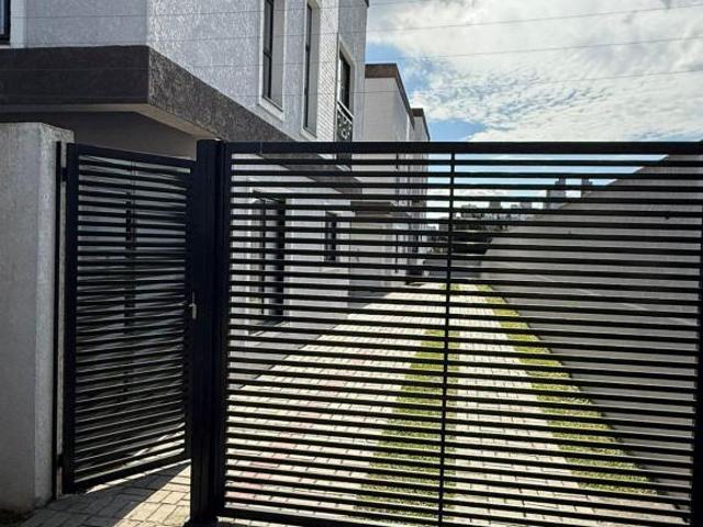 Casa de Condomínio para venda em Capão Raso de 207.00m² com 3 Quartos, 1 Suite e 3 Garagens