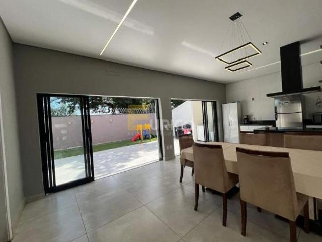 Casa de Condomínio para venda em Condomínio Fiorella de 221.00m² com 3 Quartos, 2 Suites e 4 Garagen