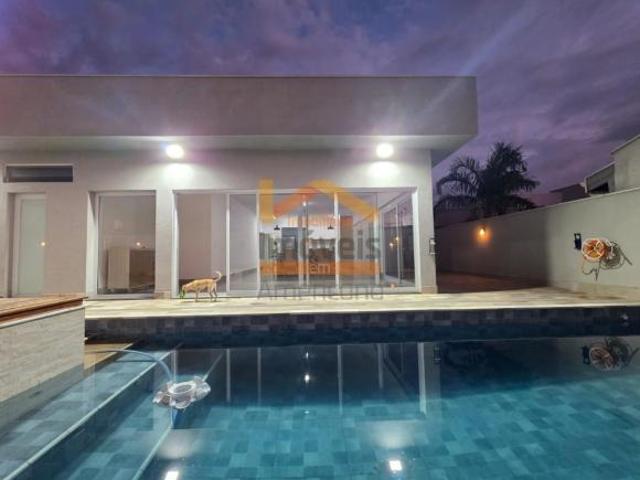 Casa de Condomínio para venda em Fazenda Santa Lúcia de 200.00m² com 3 Quartos, 1 Suite e 4 Garagens