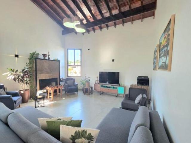 Casa de Condomínio para venda em Granja Viana de 278.00m² com 3 Quartos, 3 Suites e 2 Garagens