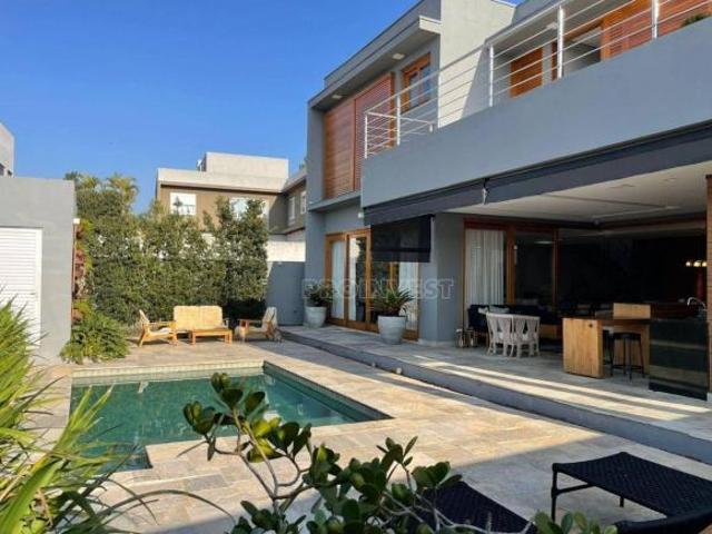 Casa de Condomínio para venda em Granja Viana de 370.00m² com 3 Quartos, 3 Suites e 6 Garagens