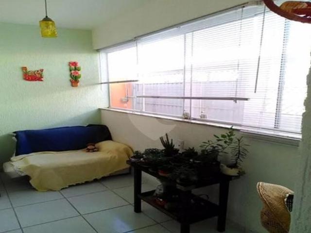 Casa de Condomínio para venda em Jardim Copacabana de 159.00m² com 3 Quartos, 1 Suite e 2 Garagens