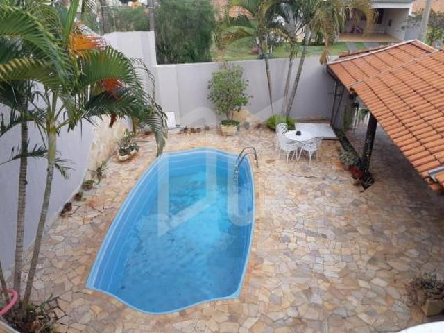 Casa de Condomínio para venda em Jardim Dos Flamboyants de 246.00m² com 5 Quartos, 1 Suite e 4 Garag