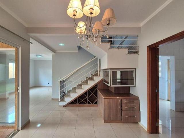 Casa de Condomínio para venda em Jardim Dos Flamboyants de 235.00m² com 4 Quartos, 1 Suite e 4 Garag