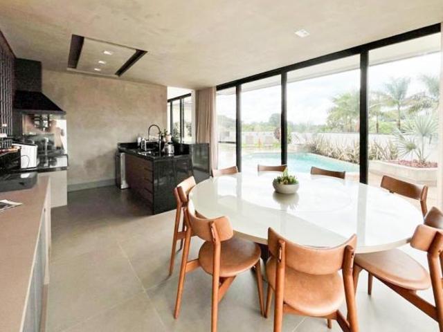 Casa de Condomínio para venda em Jardim Samambaia de 373.00m² com 4 Quartos, 4 Suites e 4 Garagens