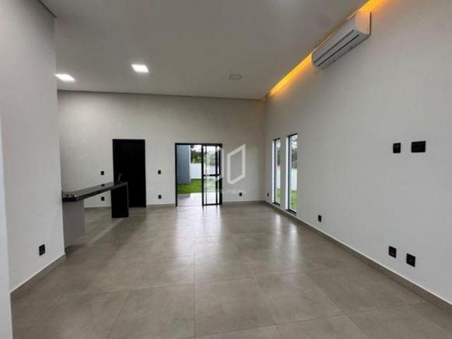 Casa de Condomínio para venda em Parque Laranjeiras de 139.00m² com 3 Quartos, 1 Suite e 4 Garagens