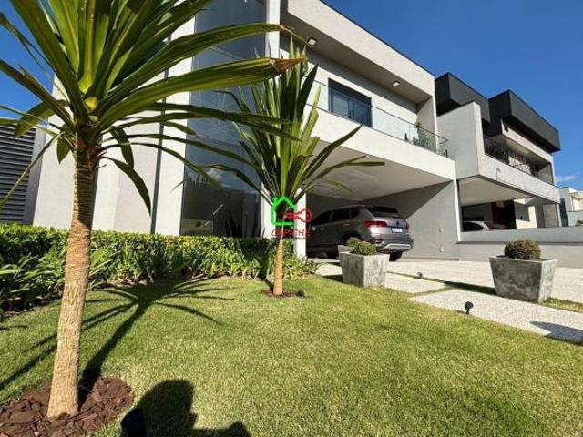 Casa de Condomínio para venda em Roncáglia de 238.00m² com 3 Quartos, 1 Suite e 4 Garagens