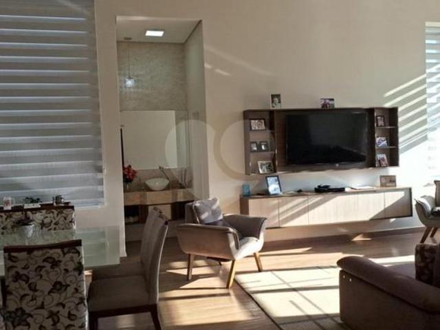 Casa de Condomínio para venda em Santa Isabel de 220.00m² com 3 Quartos, 3 Suites e 2 Garagens